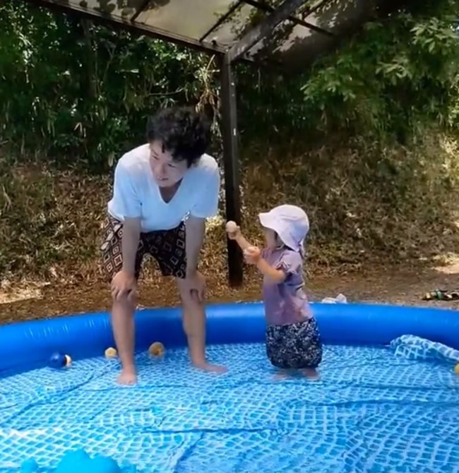 翌日のプール遊びの準備 : ettomio ニュース斜め読み