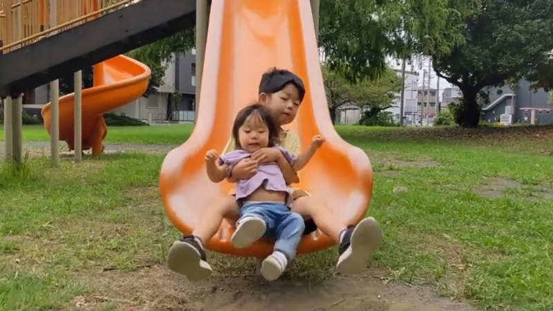 兄妹の滑り台 : ettomio ニュース斜め読み