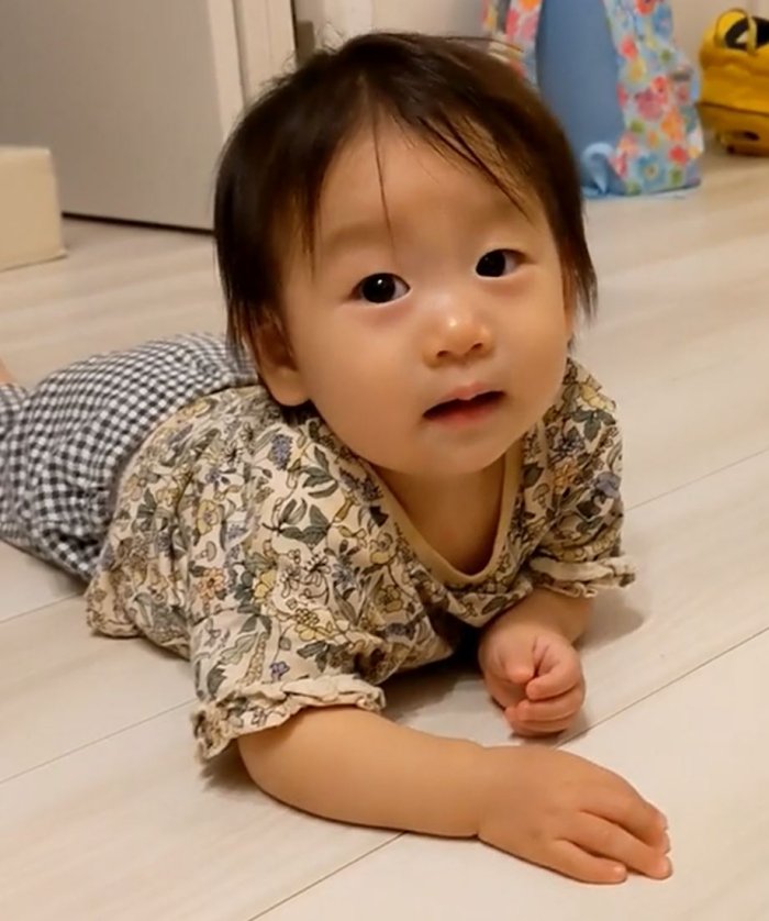 ettomio ニュース斜め読み : 〇〇ちゃん、手をふりふり