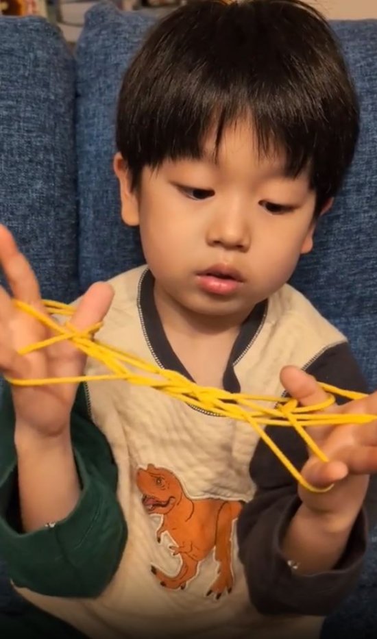 ettomio ニュース斜め読み : 〇〇くん、めちゃ複雑なあやとり 「トンネル」?