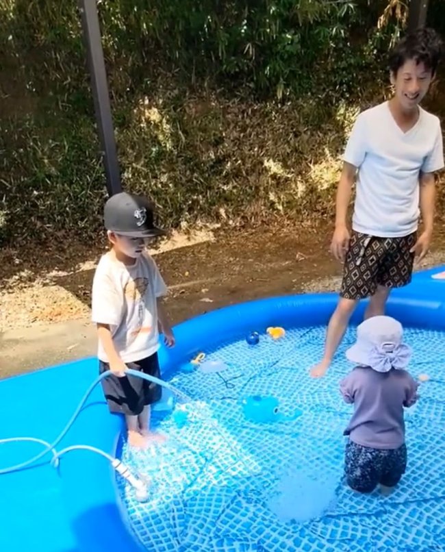 翌日のプール遊びの準備 : ettomio ニュース斜め読み