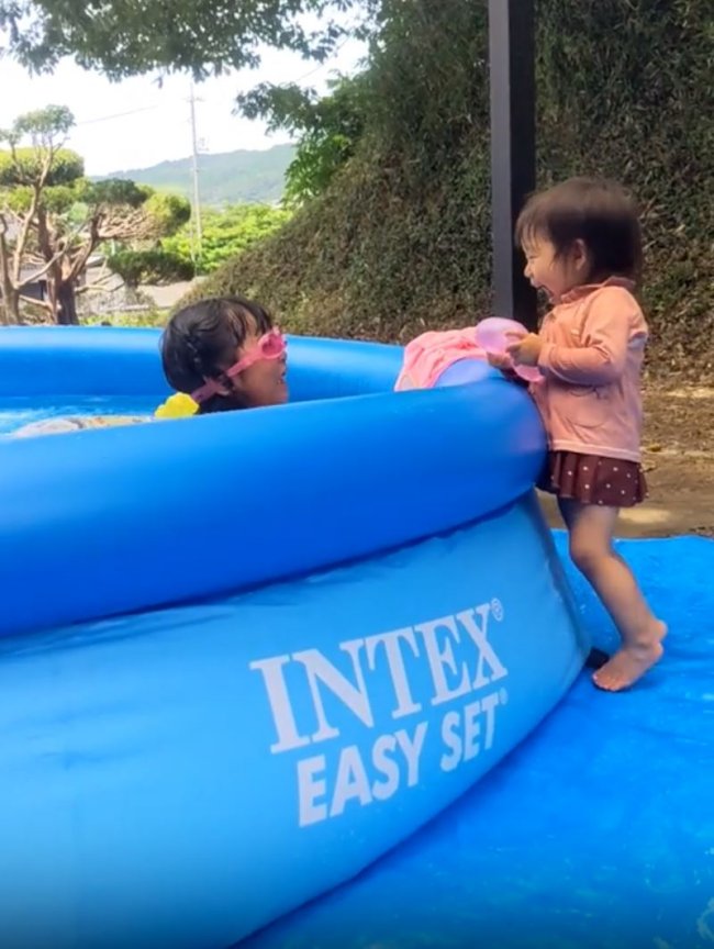 プール遊び : ettomio ニュース斜め読み