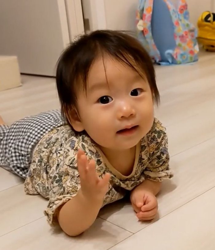 ettomio ニュース斜め読み : 〇〇ちゃん、手をふりふり