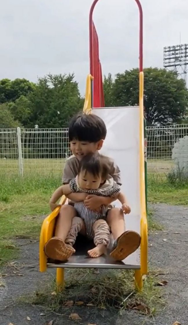 兄弟で滑り台 : ettomio ニュース斜め読み