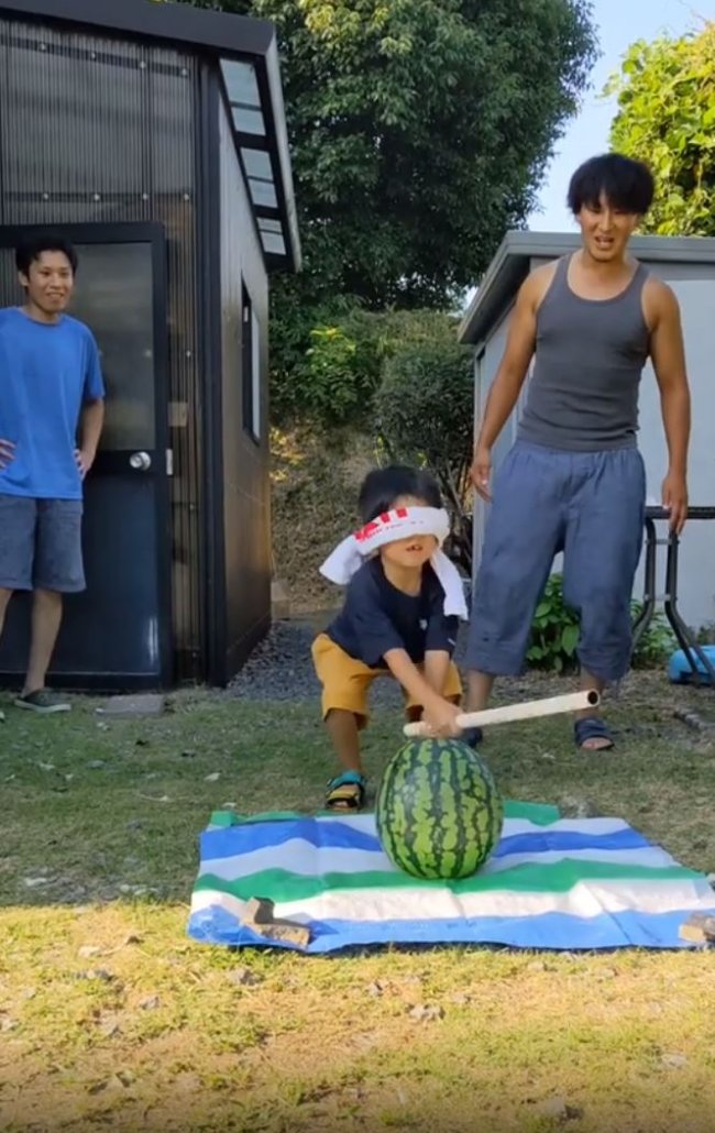 ettomio ニュース斜め読み : スイカ割り