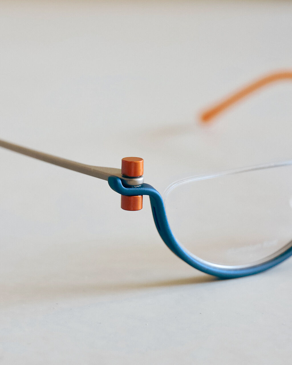 prodesign：denmark 【最終入荷】名作は色褪せない。"Gail Spence icons"、50周年記念の限定復刻。 ゲイル・スペンス氏デザインのアイコニックな逆ナイロール眼鏡 ...