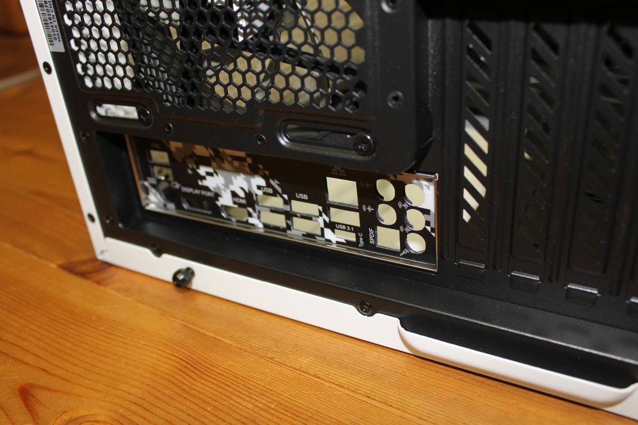 自作PC作成 Ryzen 5 3600編3 ~マザーボードをPCケースに 自作PC作成 Ryzen 5 3600編3 ~マザーボードをPCケースに