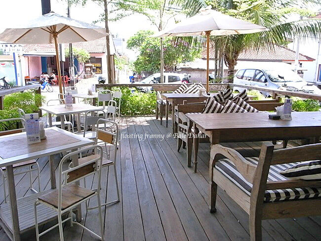 バレ・ダハール：Bale Dahar : バリ島 and フローティングフラニー