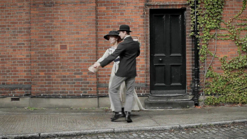 ロンドン100年のファッション史をダンス共に！！ : ONE STEP NEWS