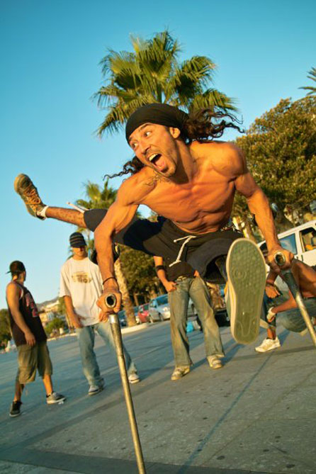 松葉杖で超絶ムーブ、ダンサー"Dergin Tokmak" : ONE STEP NEWS