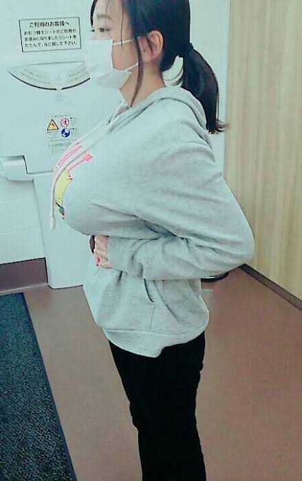あまりに巨乳過ぎて胸のトップから服がストンってなってる女の子 画像あつめーる
