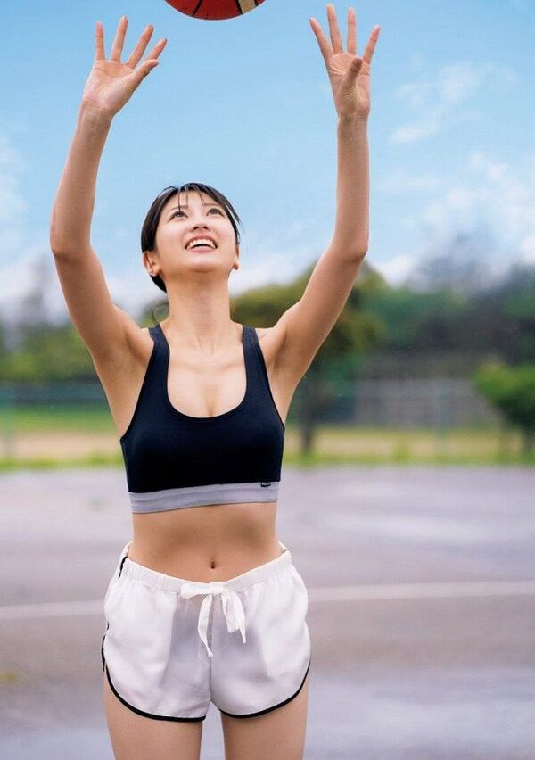 げ～せわニュース速報！！ : ABEMA人気アナ・瀧山あかね、真っ赤な水着姿を公開 大胆プールショットに「ヤバイ」「反則でしょう」