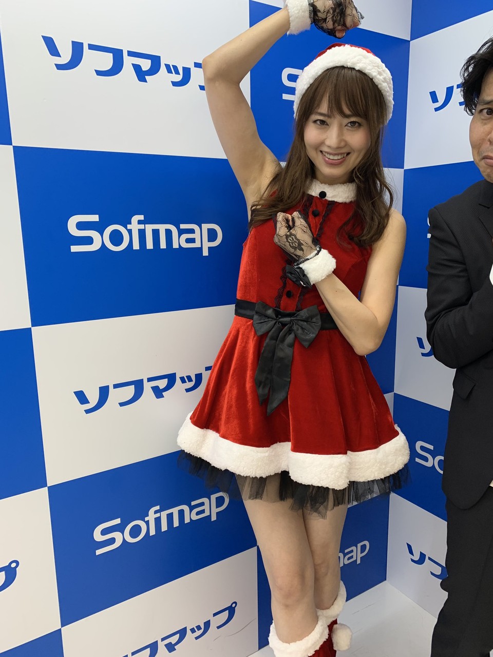 【画像】引退のレジェンドav女優・吉沢明歩がソフマップに登場! げ~せわニュース速報!!