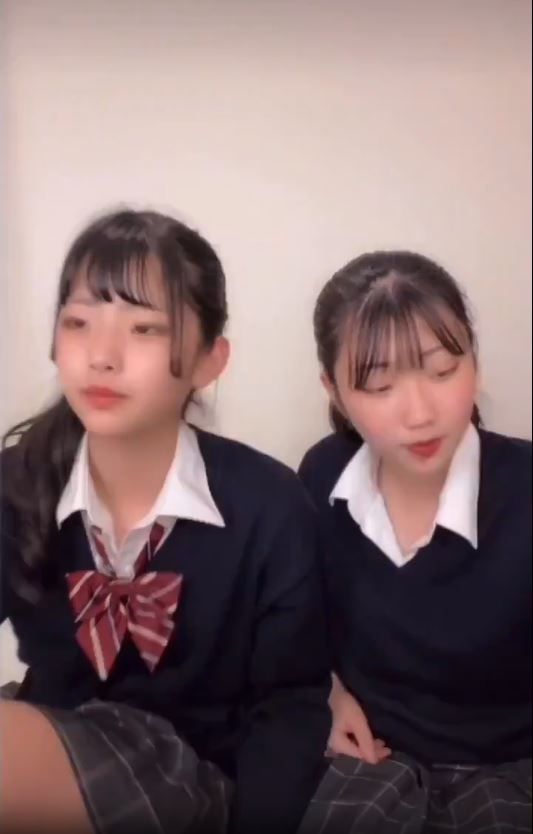 5chえちえち : 【動画】中の下のJKさん、配信中にパンチラ