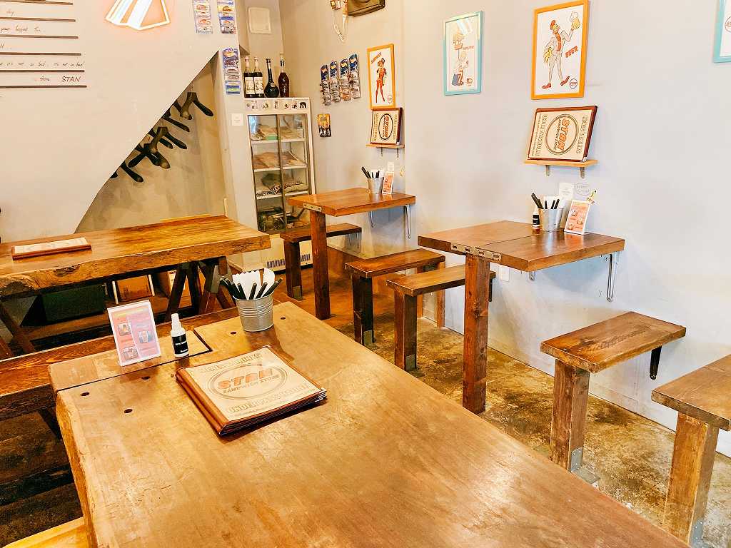 アメリカンな雰囲気のカフェ＆バー【STAN sandwich store】の「チョコバナナシェイク」＆「バジルチキンのサンドイッチ」＠駒場東 ...