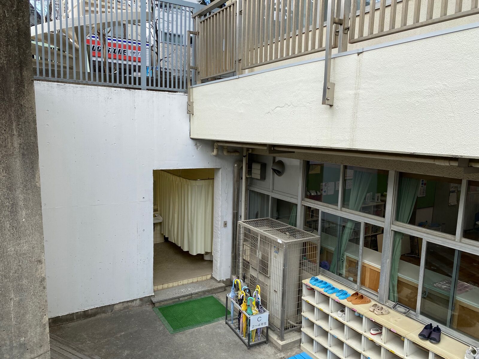 外にあり扉がなく男女共用。学童クラブのトイレ改善を – 田名部 匡代 (たなぶ まさよ）Official site