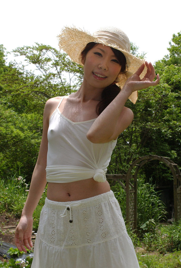 お外でノーブラ!薄い白キャミを着こなすお姉さんの綺麗でくっきりした胸ポチ Mp