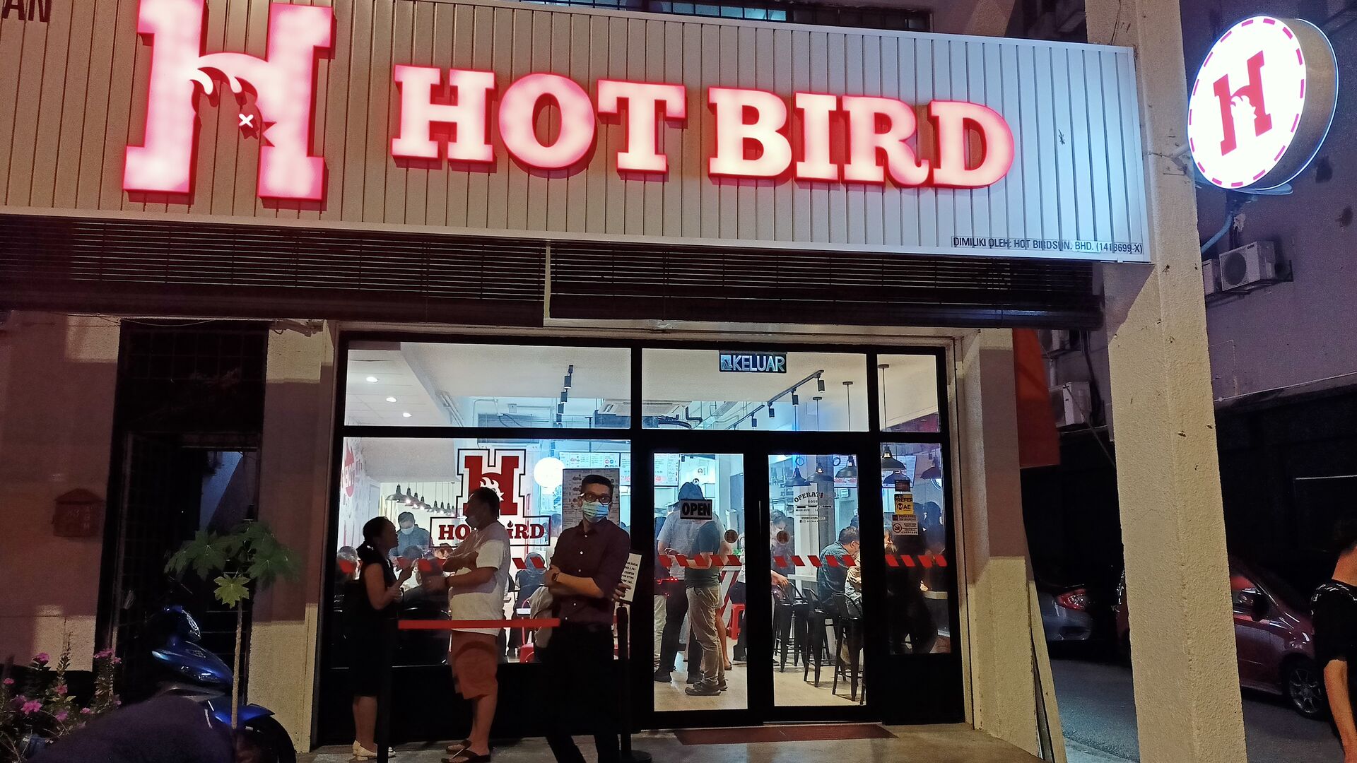 大行列の人気のフライドチキン＠Hot Bird : クアラルンプールのゴリ飯