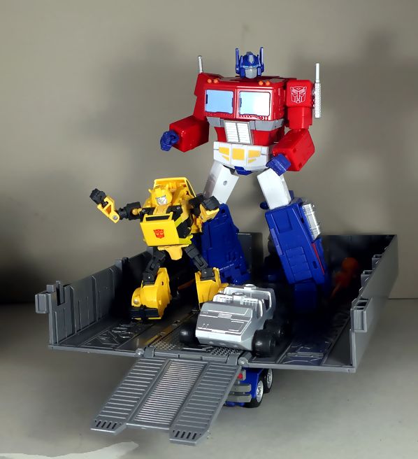 ナレーター「カーロボット隊は、移動基地、バトルコンボイを完成させた。」（SS-142 オプティマスプライム） : DXセイバーベース