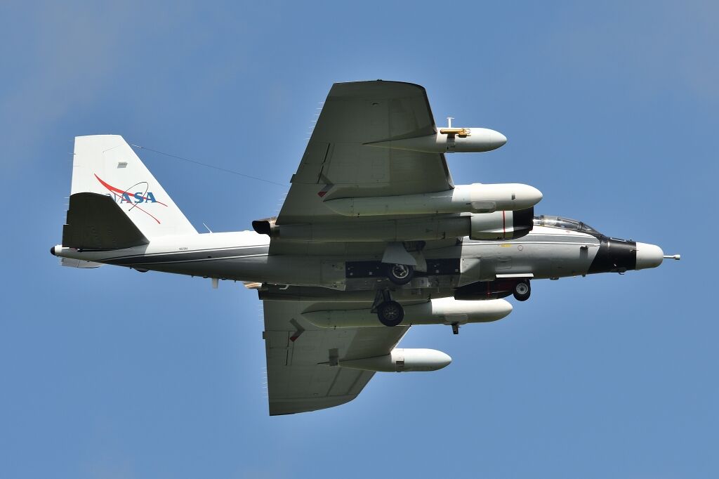 NASAのWB-57F : ひこうき雲