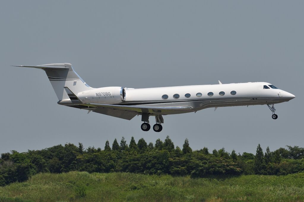 成田で撮ったBIZ-JET : ひこうき雲