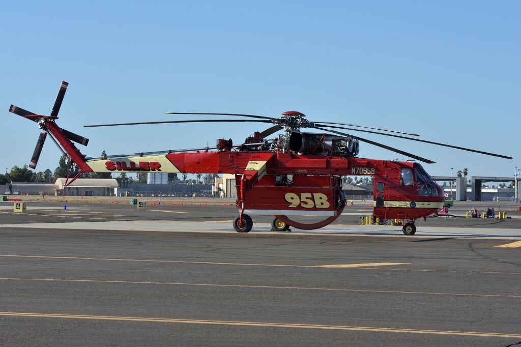 アメリカの消防ヘリコプター : ひこうき雲