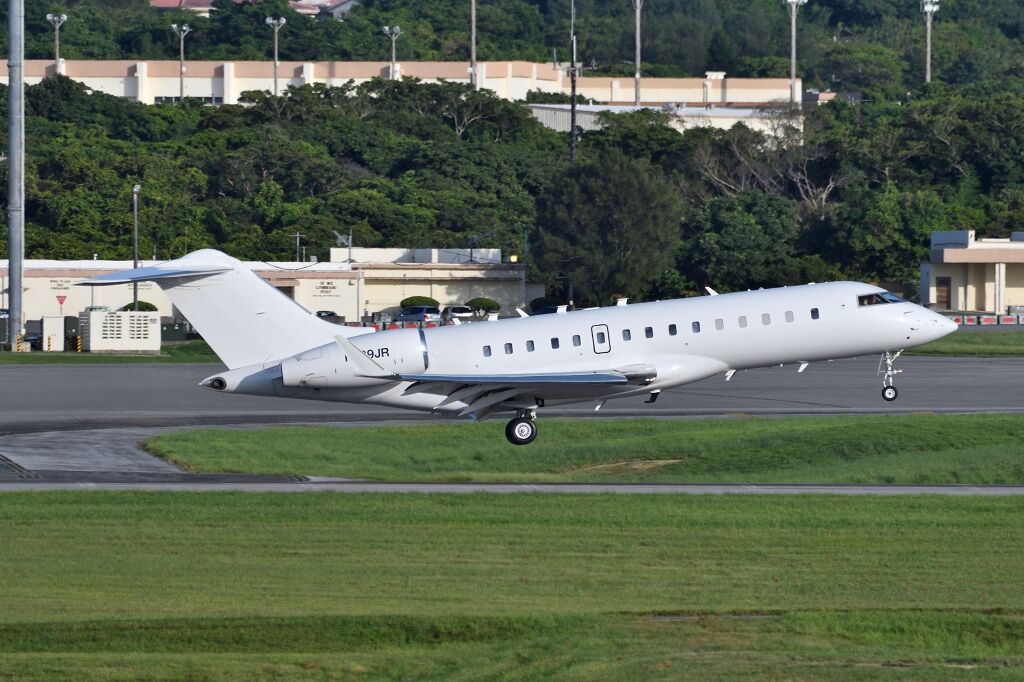 怪しげなBIZ-JET : ひこうき雲