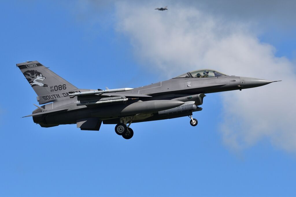 LOBOSのF-16 : ひこうき雲