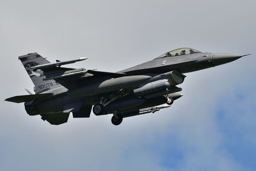 LOBOSのF-16 : ひこうき雲