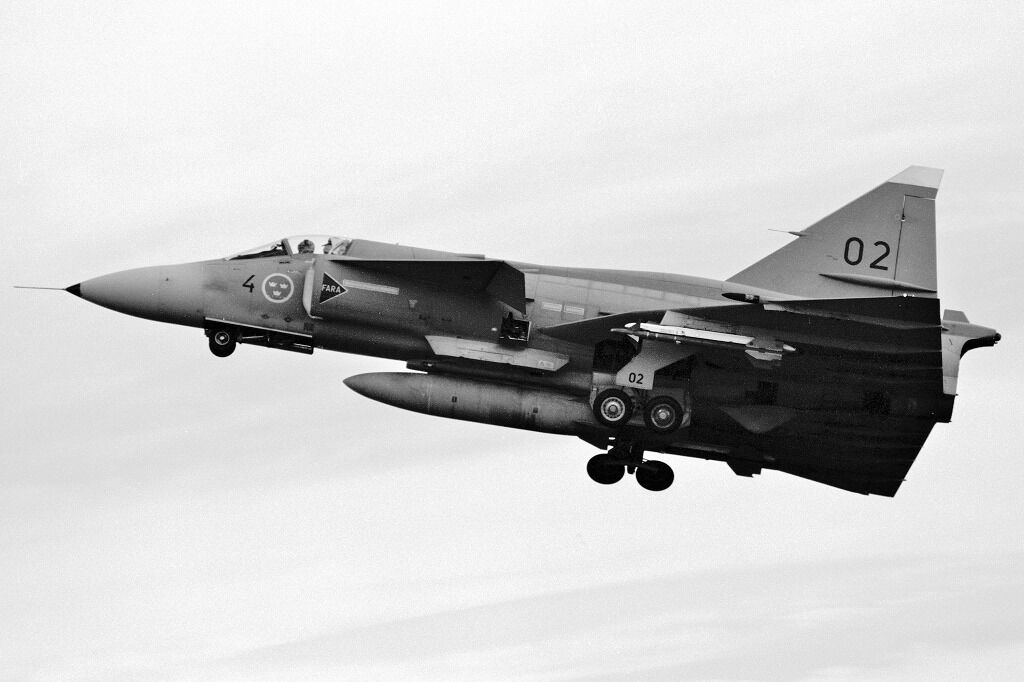 古い写真館(外国軍用機) : ひこうき雲