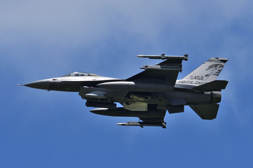 LOBOSのF-16 : ひこうき雲