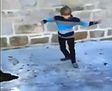 これは豪快ww 氷を割りたかった少年の厳しい失敗 : 銃とバッジは置いていけ