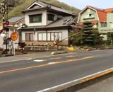 【動画】 なんだこれww 踏切を変なものが通過した事件、投稿動画に驚きの声 : 銃とバッジは置いていけ