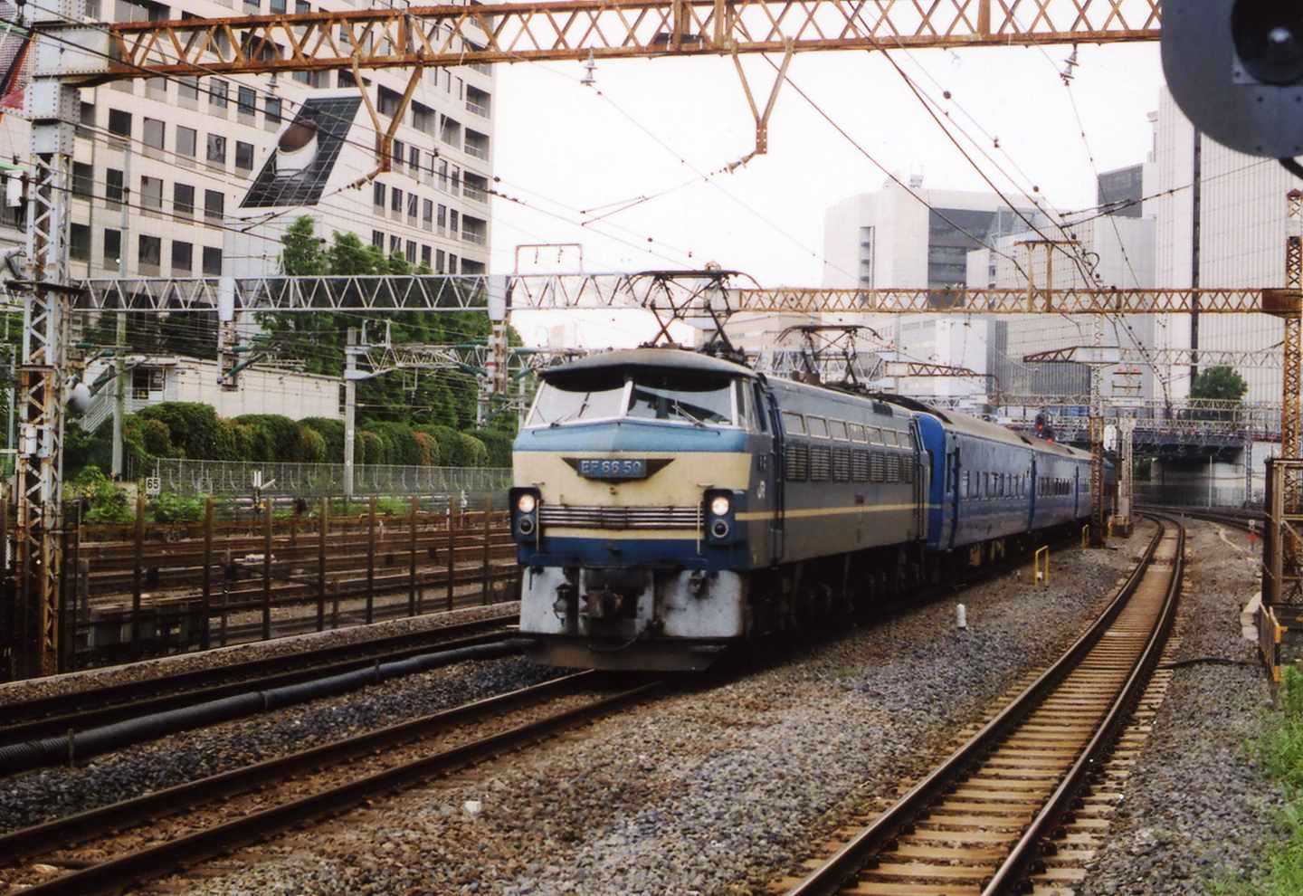 EF66 0番台 原色機(国鉄特急色) 田町→東京 寝台特急 富士･はやぶさ 回送 - 風来狐の鉄道雑記