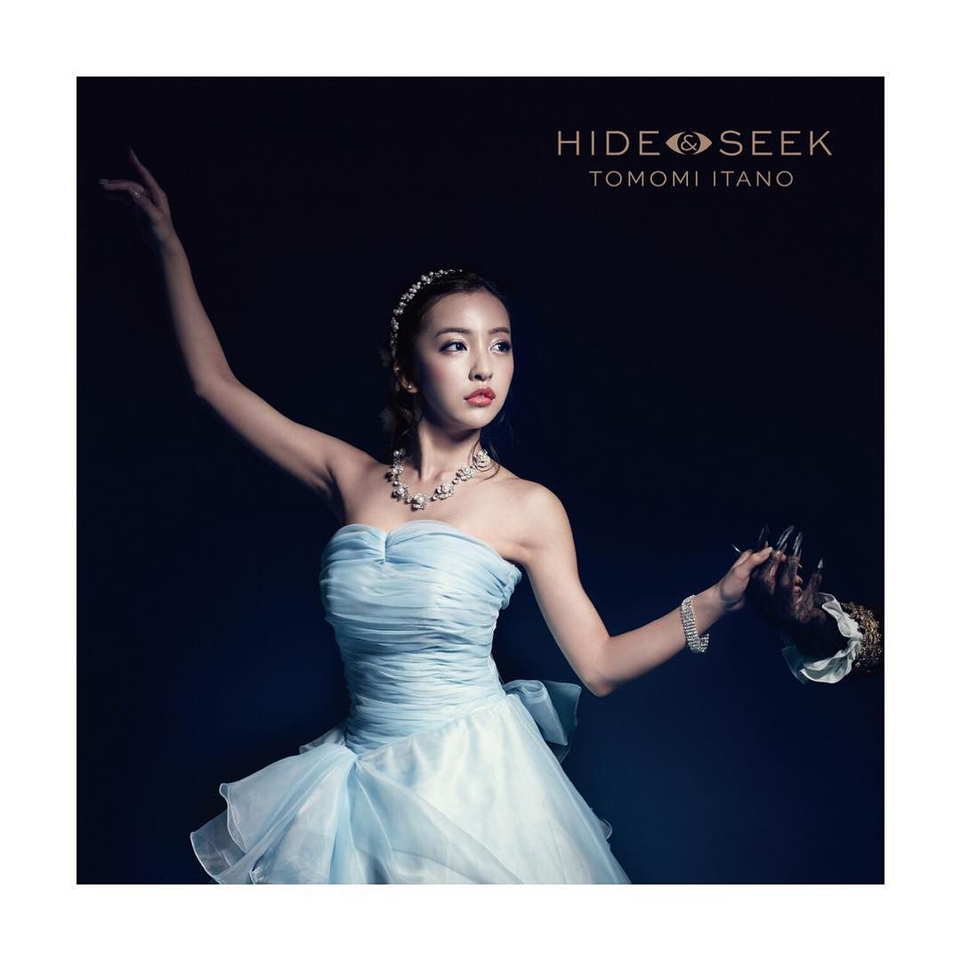 板野友美、無防備すぎて胸元丸見え！生くびれと太もも全開のショットがセクシーすぎると話題に「くっそ可愛い」の声【画像あり】 | アイドルファンマスター