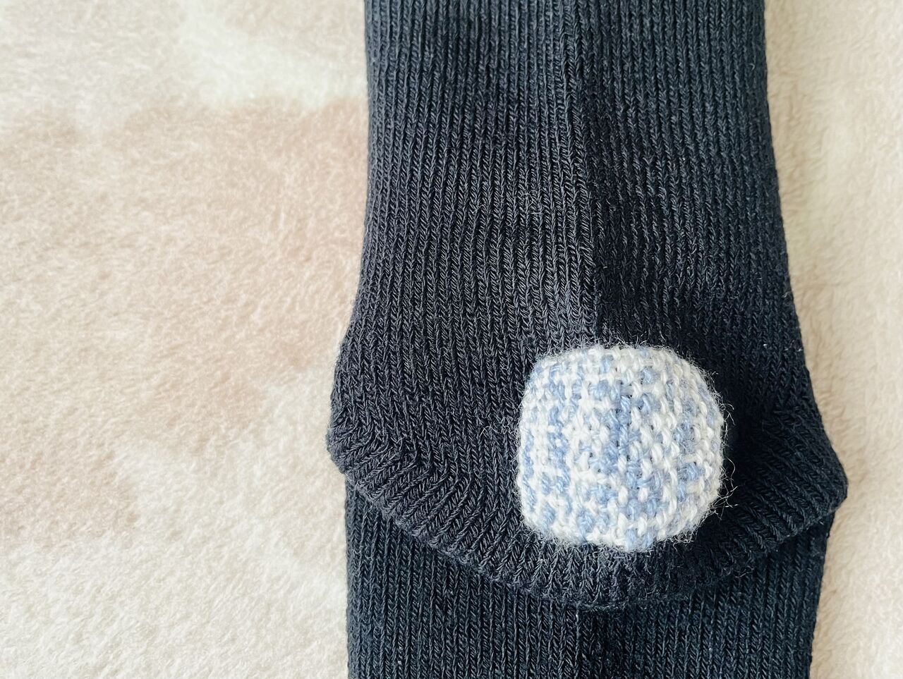 ダイソー ポストカードで塞ぐくつ下の穴っぽこ（ダーニング） : はんころの手芸部屋