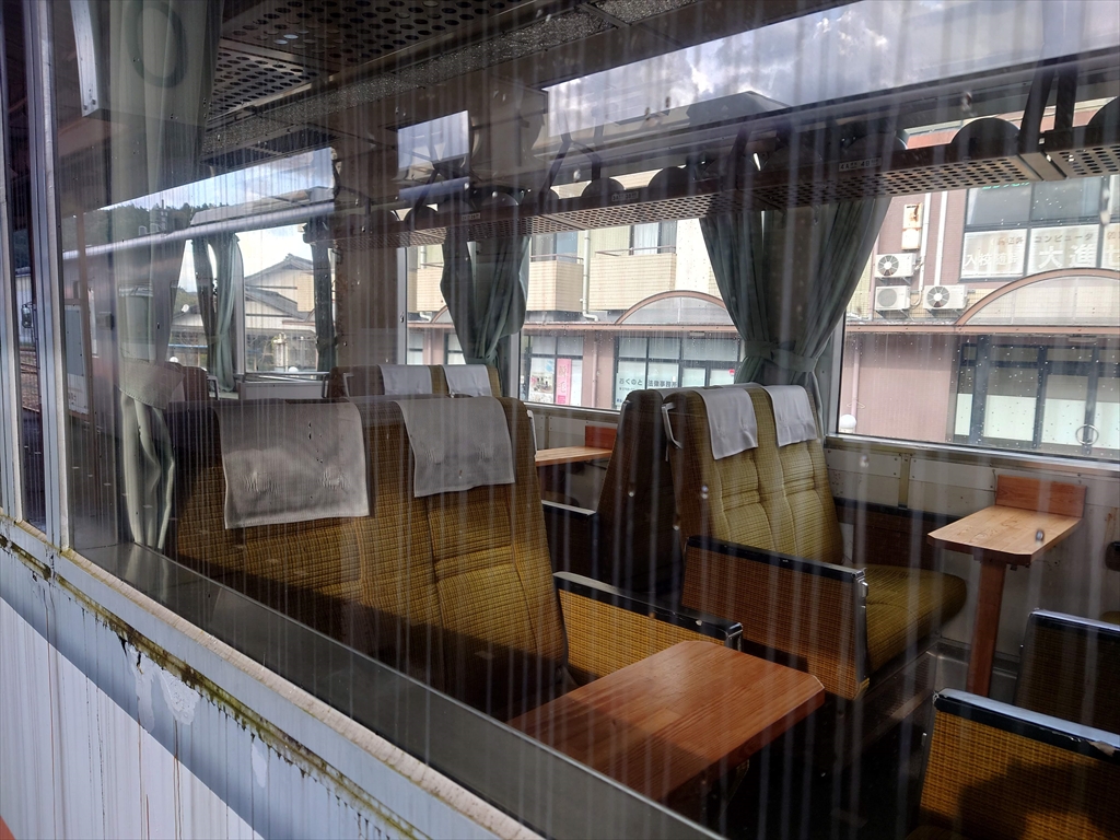 阪和線の沿線から : 【のと鉄道】穴水駅に保存されているNT800形「のと恋路号」をみる（2023.11.18）