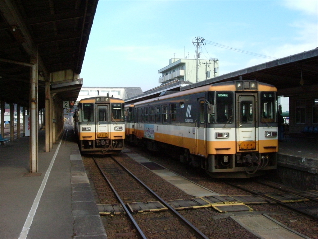 阪和線の沿線から : 【のと鉄道】穴水駅に保存されているNT800形「のと恋路号」をみる（2023.11.18）