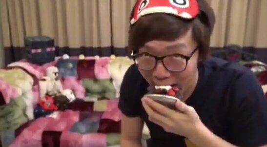 HIKAKINがキャラクター商品を残酷に食べるシーン集wwwwww やっぱHIKAKINは最高やな･･･ : はちま起稿
