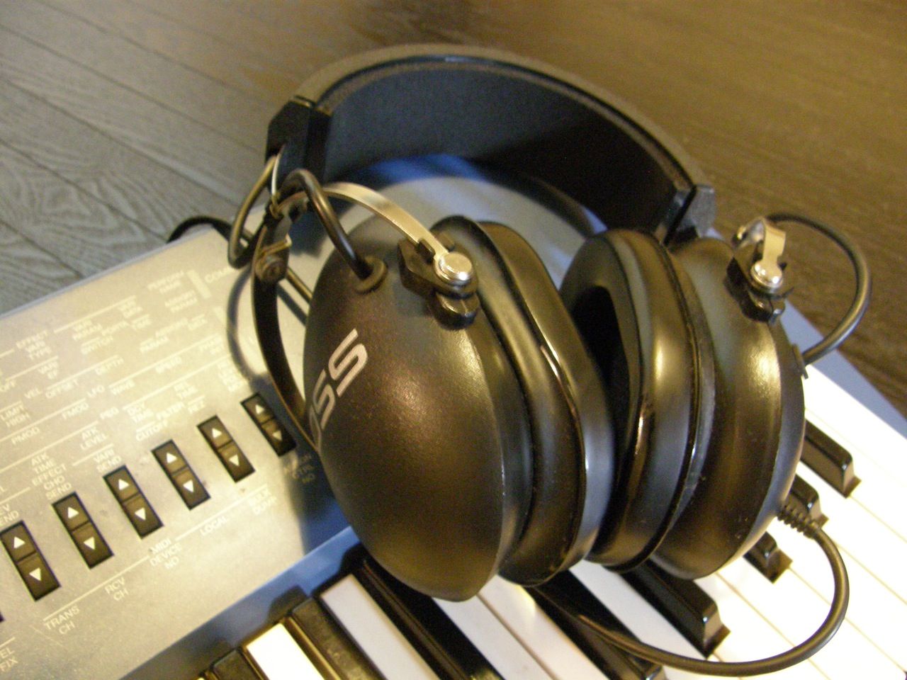 緋斐B級技研:ノイズキャンセリングヘッドフォン SONY MDR-NC7 レビュー