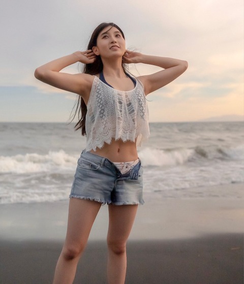吉田真理恵 「作品撮り📸で海に行ったよ😆🏖」 ハロプロ研修生まとめブログ