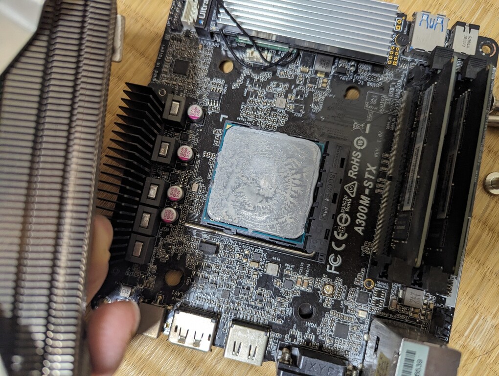 イカ墨★そば Blog : DeskMini の電源スイッチを延長（DTE-03を取り付け）