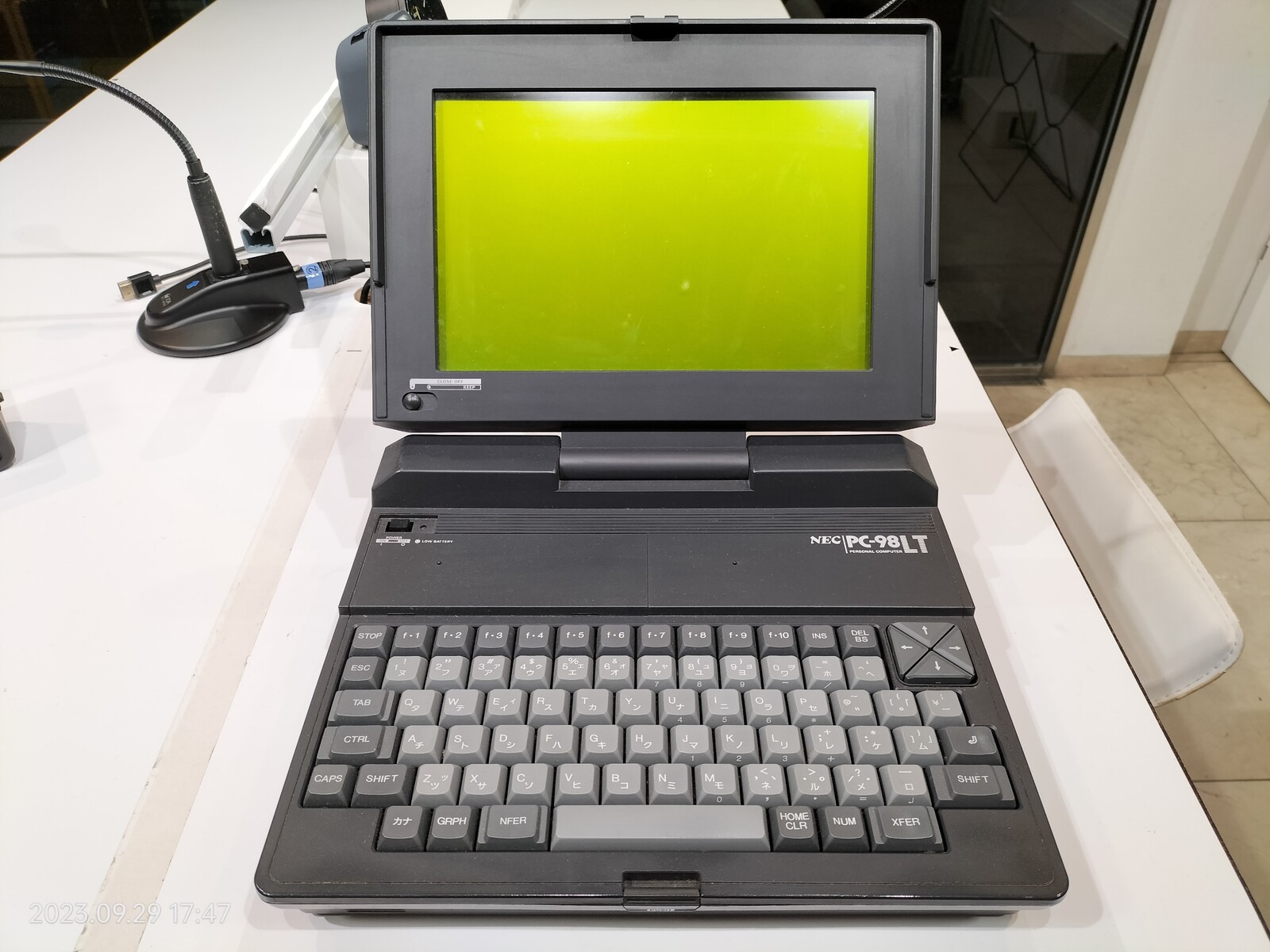 1986/昭和61/NEC/PC-98LT/NEC初のラップトップパソコン/3.5インチFDD/標準384KB/最大640KB/3.8kg ...