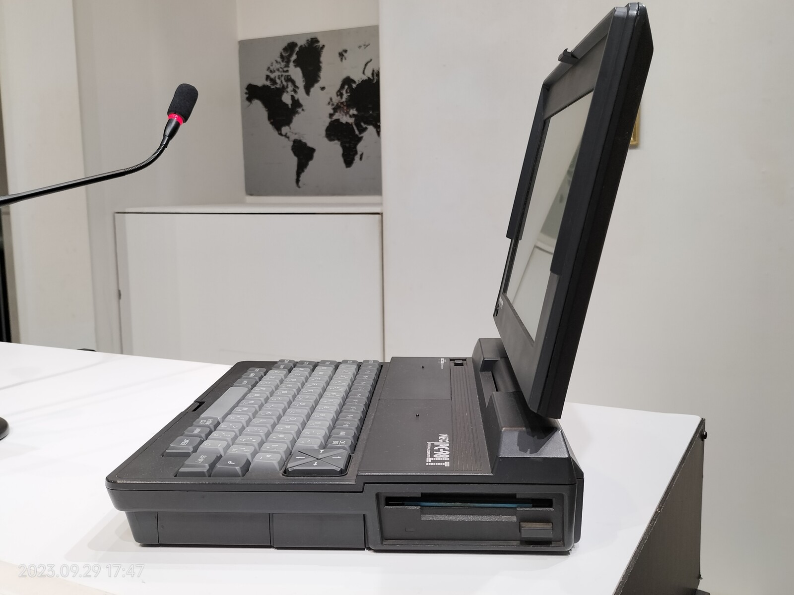 1986/昭和61/NEC/PC-98LT/NEC初のラップトップパソコン/3.5インチFDD/標準384KB/最大640KB/3.8kg ...