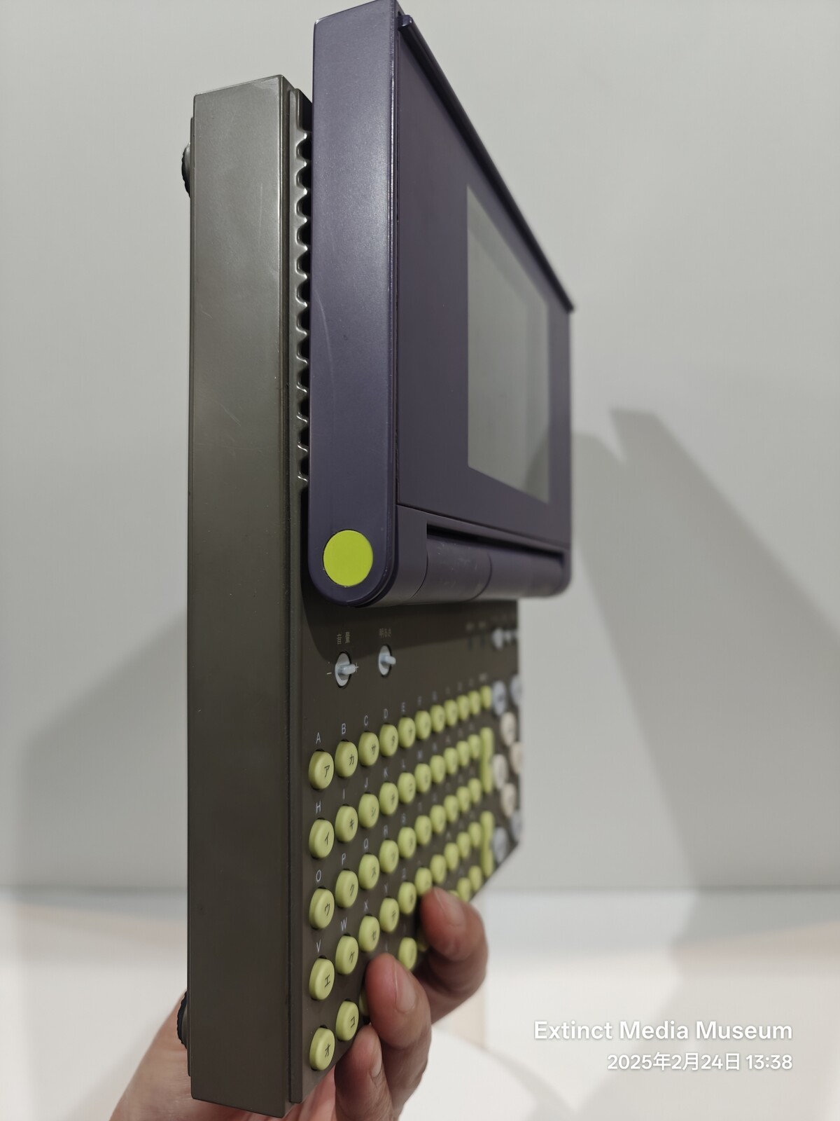 1990/平成2/NTT/ANGEL NOTE/エンジェルノート/番号案内情報検索装置/エットーレ・ソットサスデザイン/ : Extinct Media Museum Tokyo