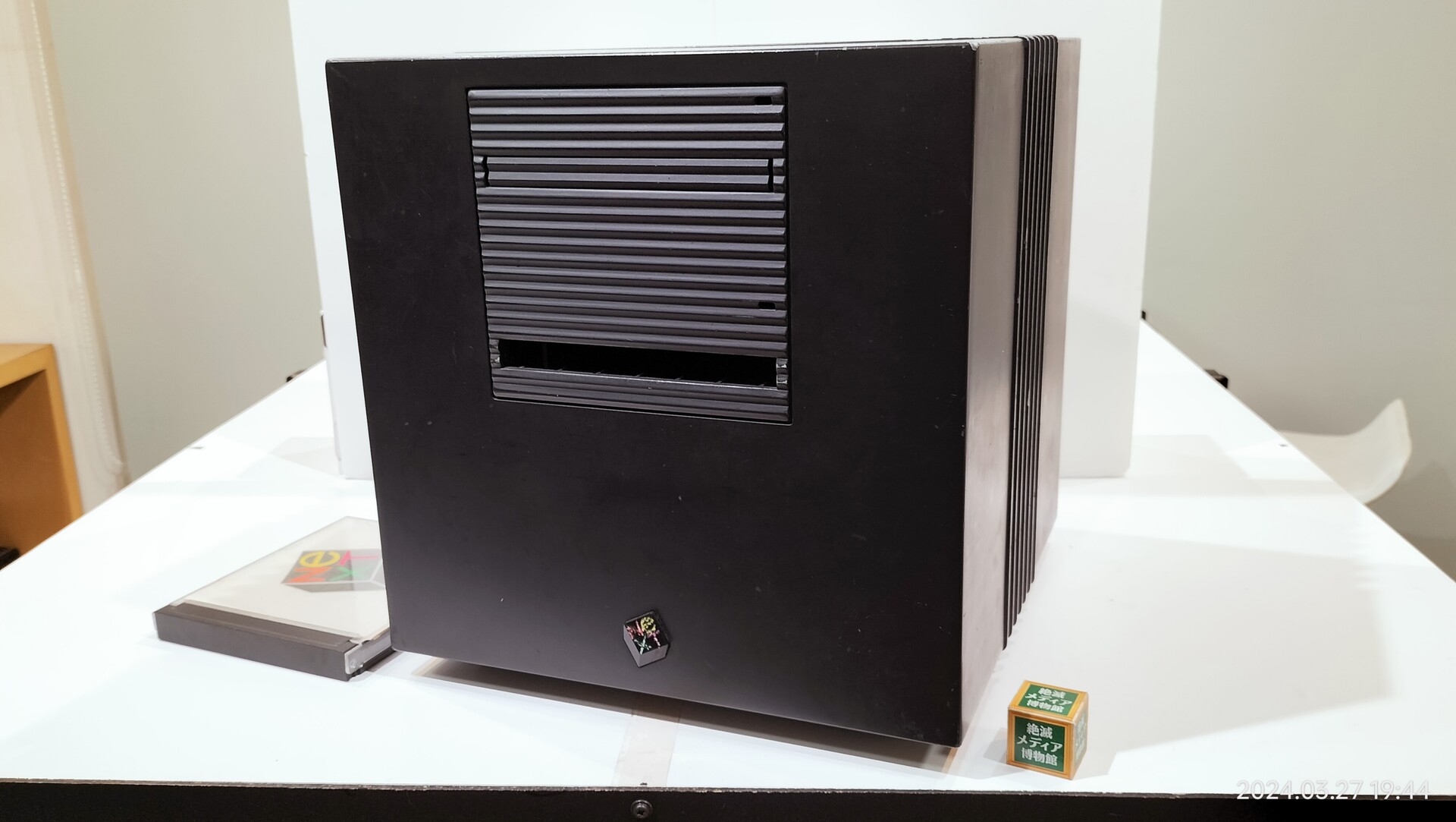 1989/平成1/NEXT/NeXTcube/NEXTSTEP/ネクスト/ネクストキューブ/当時6500ドル/ : Extinct Media ...