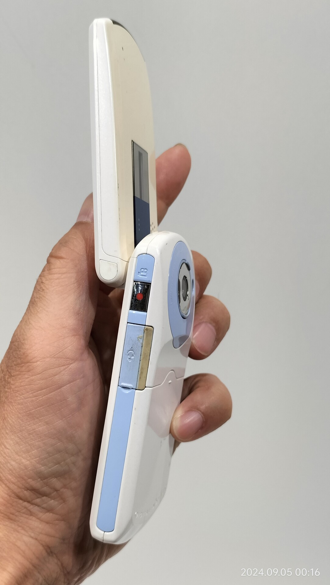 2005/平成17/SHARP/SH700iS/NTT DoCoMo/126万画素/クールホワイト/ : Extinct Media ...