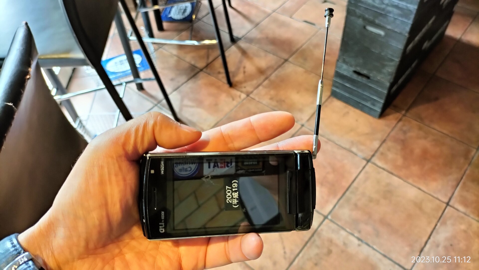 2007/平成19/SHARP/W52SH/回転2軸/203万画素/FeliCa/ワンセグ/モバイルASV液晶/ブラック/ : Extinct Media Museum | 絶滅メディア博物館