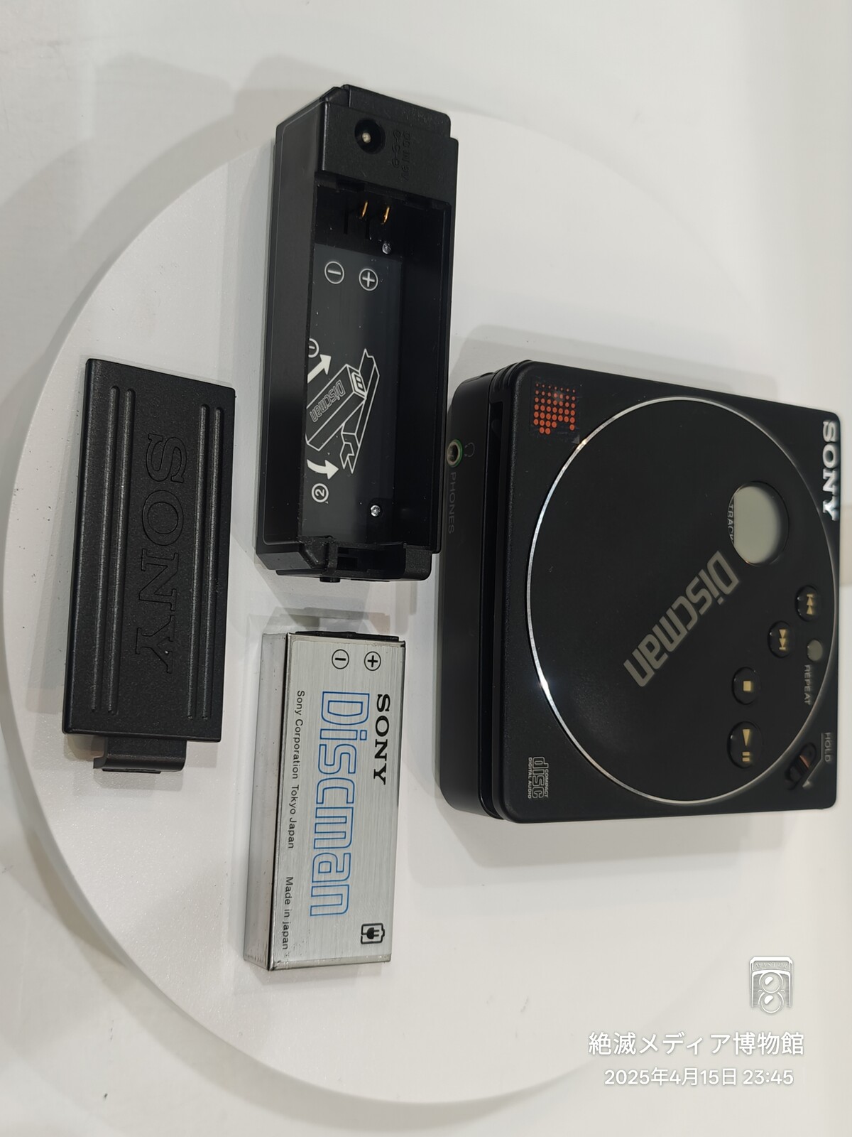 1988/昭和63/SONY/D-88/Discman/PocketDiscman/8cmCDサイズ/12cmCD対応/ソニー/ポケットディスクマン/ブラック/ : Extinct Media ...