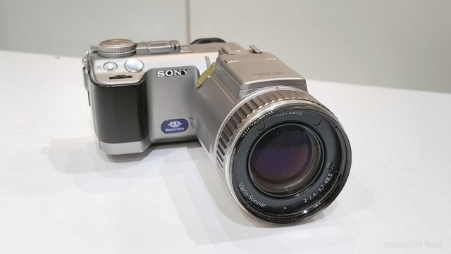 2001/平成13/SONY/DSC-F707/Cyber-shot/502万画素/光学5倍/回転レンズ/メモリースティック/ホログラフィック ...
